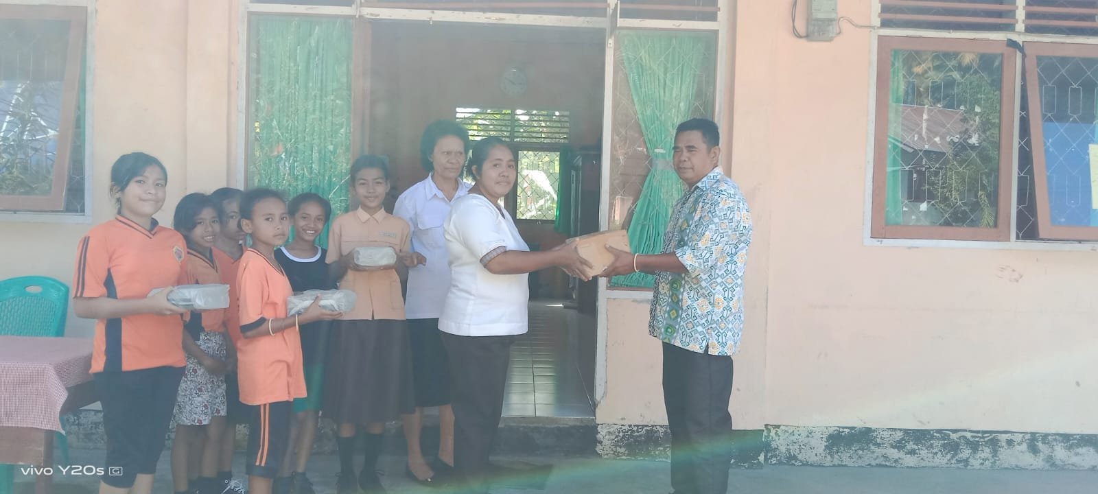 Lebih Suka Pegang HP, Pengawas Kemenag Sikka Ajak Anak-Anak Baca Buku ...