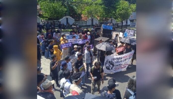 Pengadilan Vonis Tujuh Bulan Penjara Aktivis Lingkungan Daniel ...